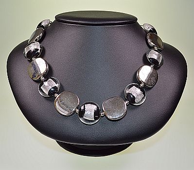 Large neck stand - round base - black - Just Brothers & Co.